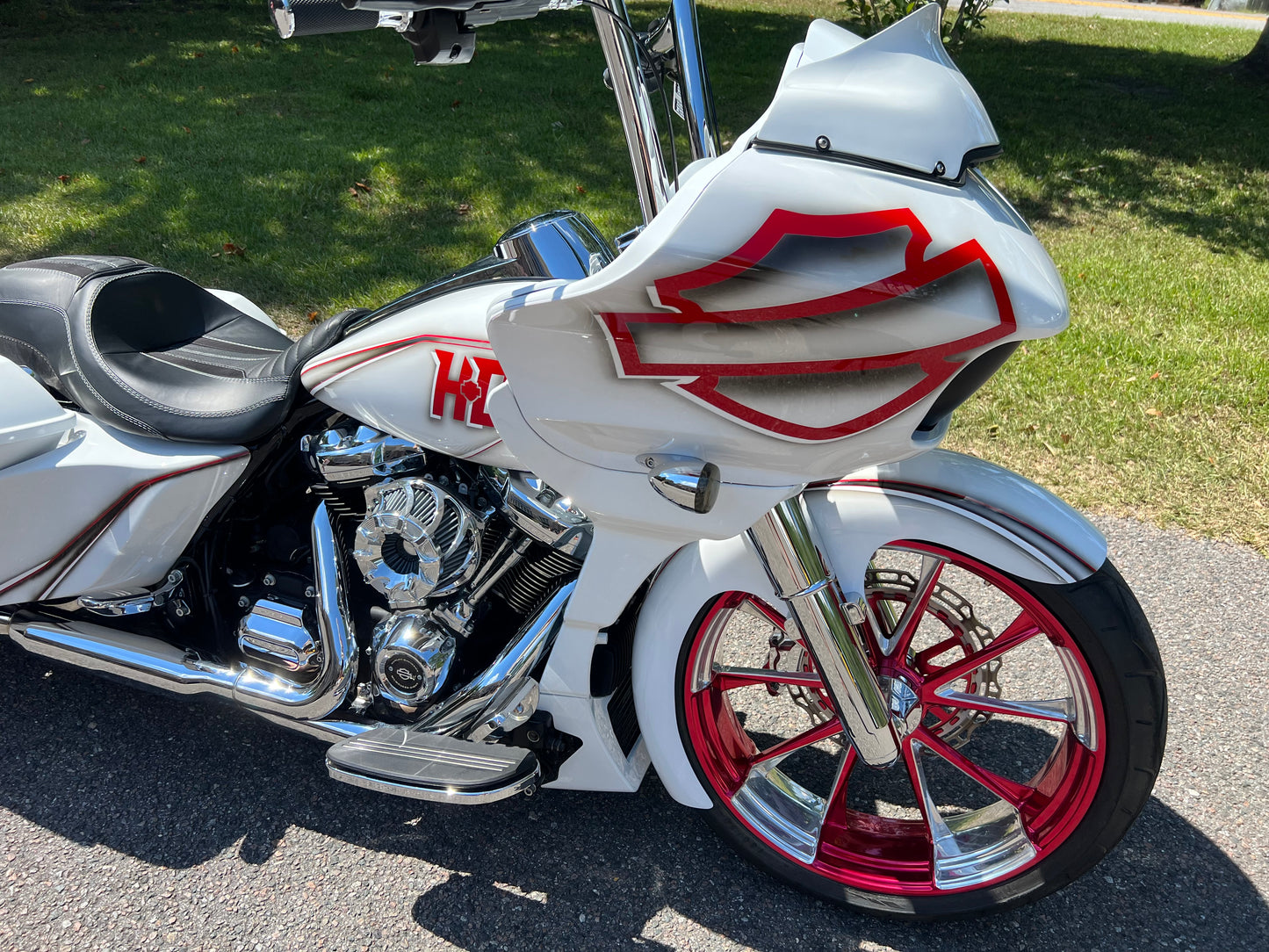 2021 White Fat Tire Road Glide – Camtech Custom Baggers
